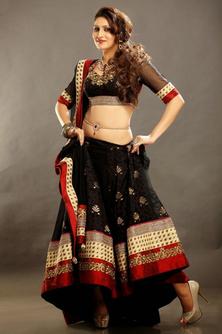 Actress Inayat Sharma Bold Cleavage Images - Hot Bikini Navel Photos