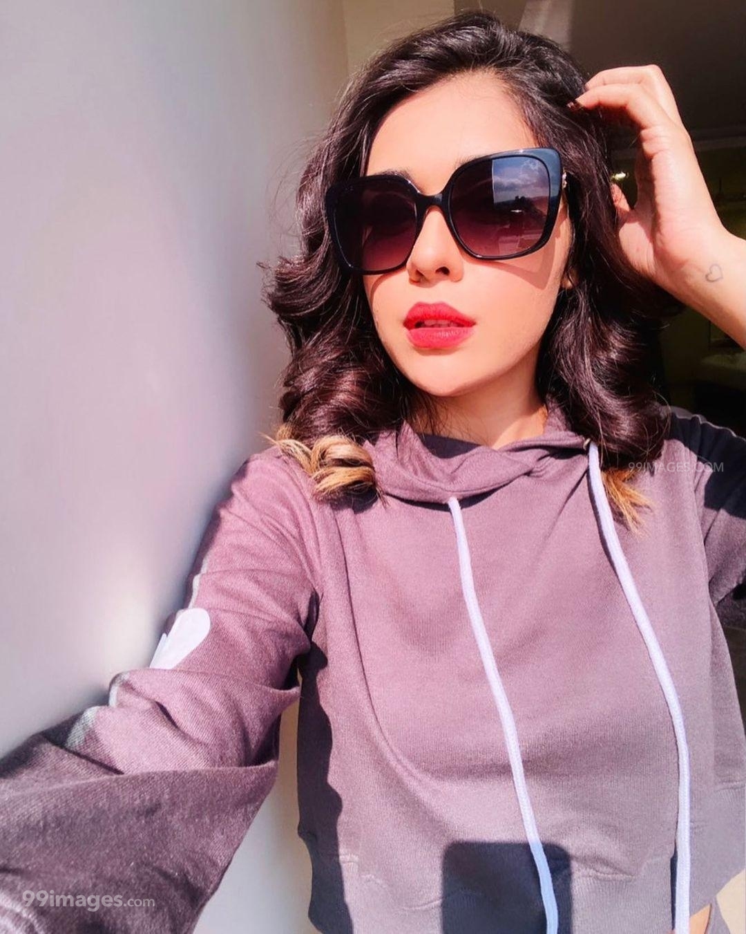 Eisha Singh: Hot Photos, Beautiful Wallpaper, Pics, New Images