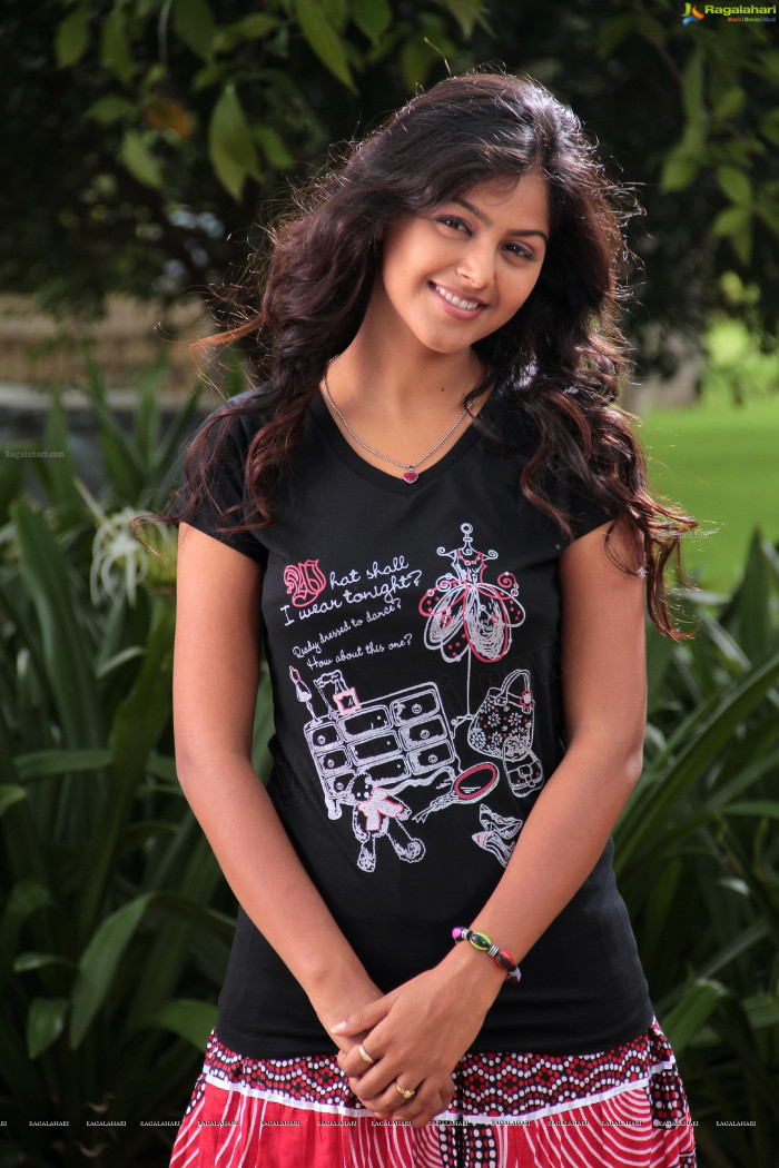 Monal Gajjar: Photos, Pics, New Images, Beautiful Wallpaper