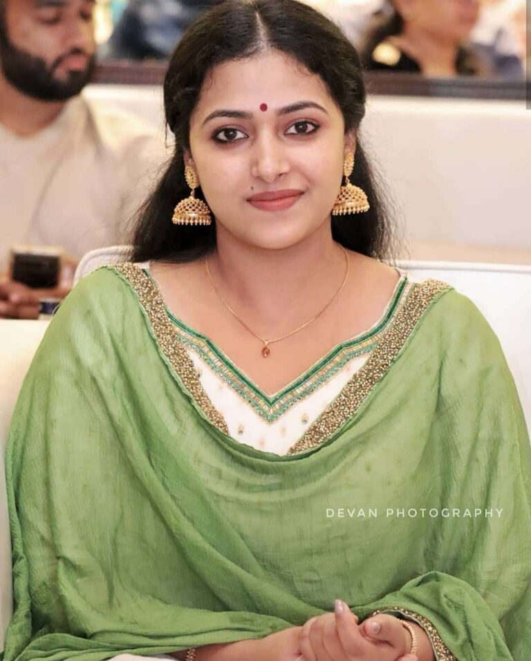 Anu Sithara Hot | Photos | Pics | New Images & HD Wallpapers