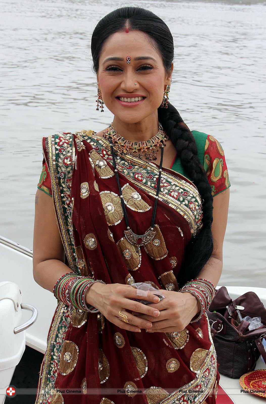 Disha Vakani Images, Unseen Photos Pics New Images & Wallpapers